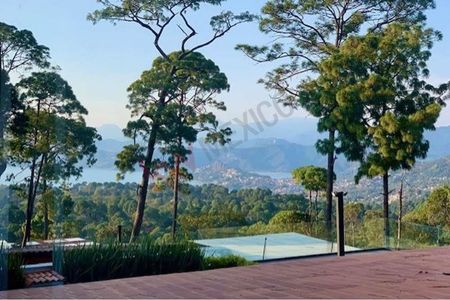 CASA EN VENTA CON VISTA AL LAGO EN AVANDARO | EasyBroker