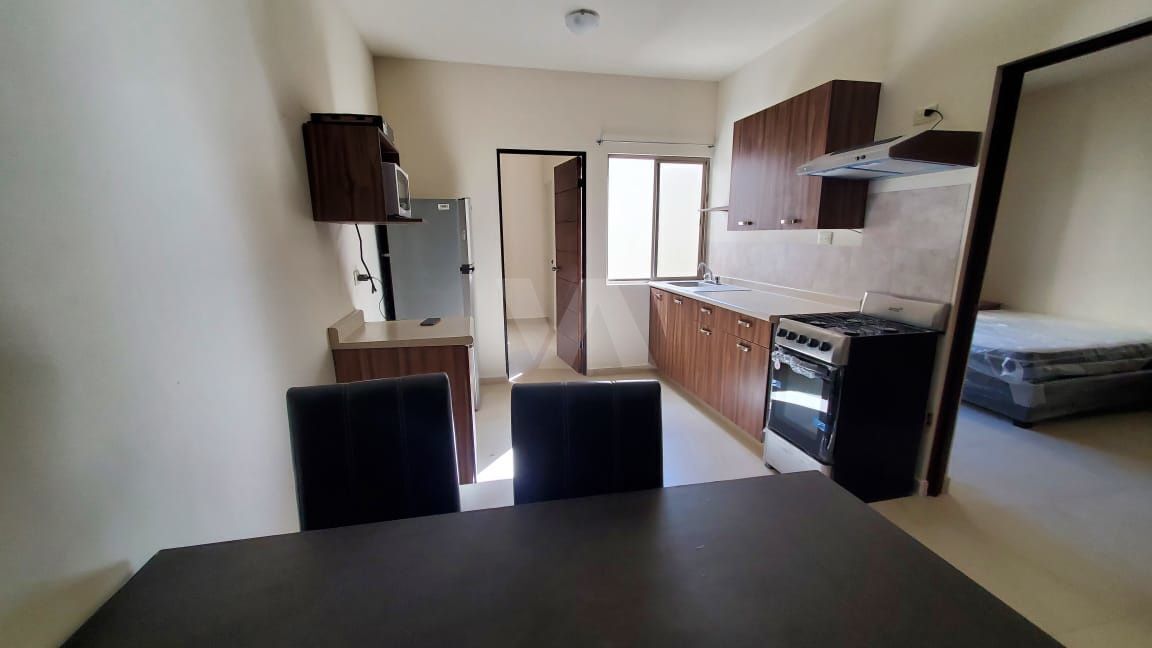 Depa amueblado en planta alta en Los pinos | EasyBroker