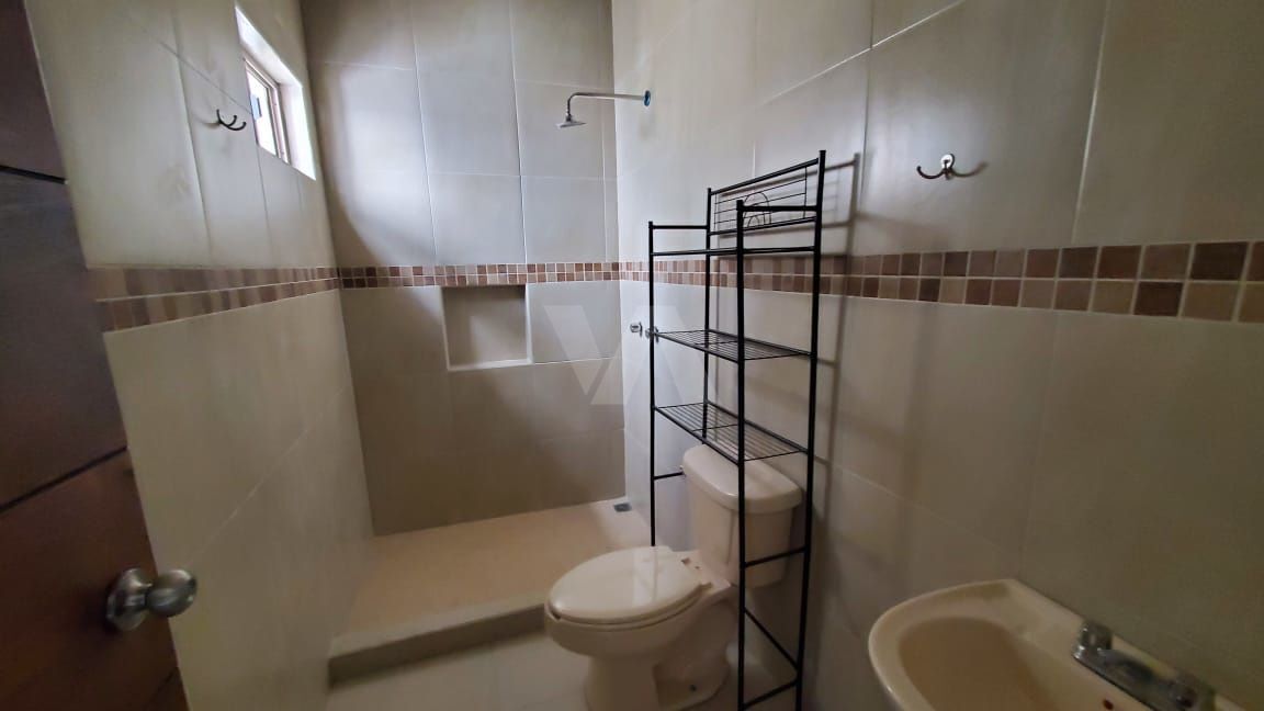 Depa amueblado en planta alta en Los pinos | EasyBroker