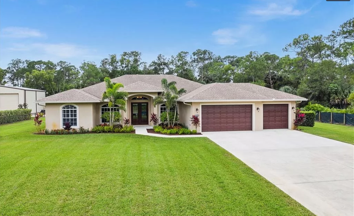 Casa con amplio patio emplazada en espectacular terreno en Palm Beach ...