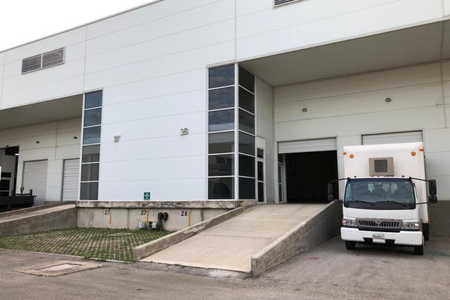 Bodegas Industriales con anden de descarga propio y rampa de acceso a ...