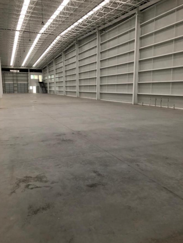 Con anden de descarga propio y rampa de acceso, rampa de acceso a la ...