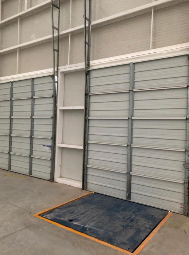 Con anden de descarga propio y rampa de acceso, rampa de acceso a la ...