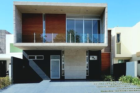 CASA CON PROYECTO MINIMALISTA FRENTE A PARQUE!! | EasyBroker