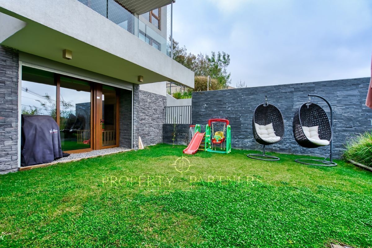 Impecable townhouse con gran estar multiuso y jardín privado en ...