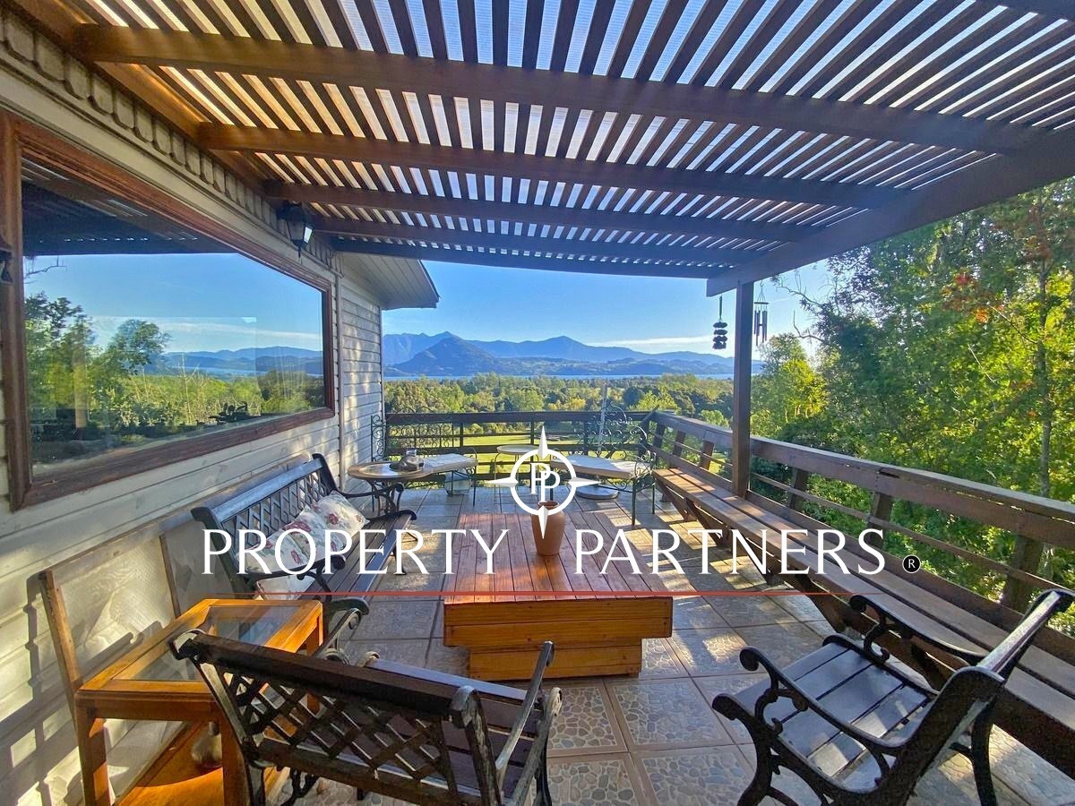 Casa vista panorámica al lago Ranco y su entorno en Lago Ranco, Región ...