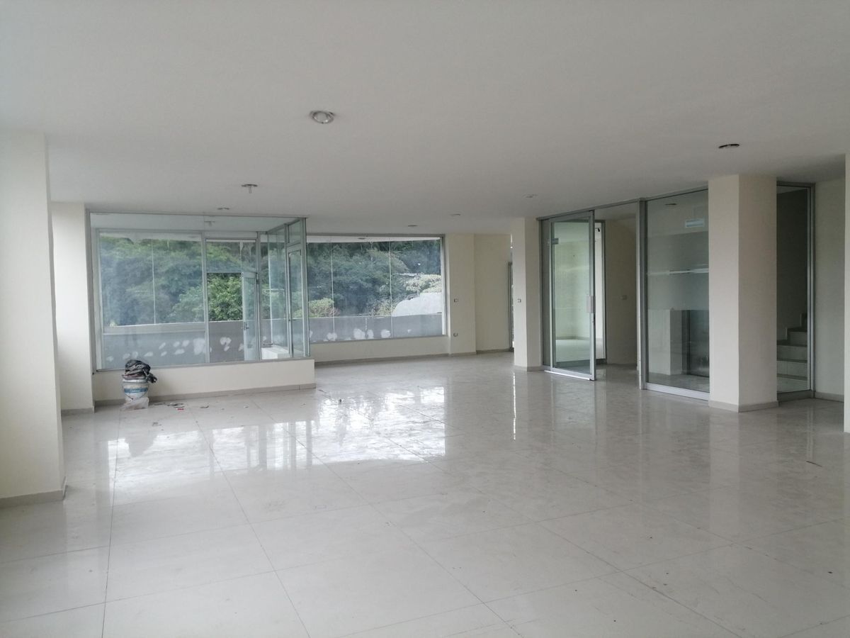 EDIFICIO DE 7 PISOS CON ELEVADOR USO COMERCIAL EN AVENIDA PRINCIPAL Y COMERCIAL | EasyBroker