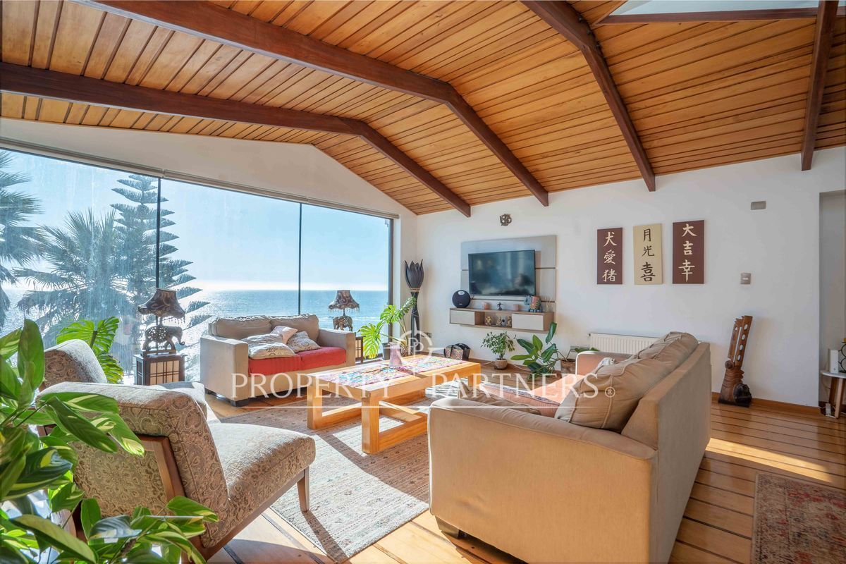 Insuperable vista al mar. Casa remodelada de 3 pisos | EasyBroker