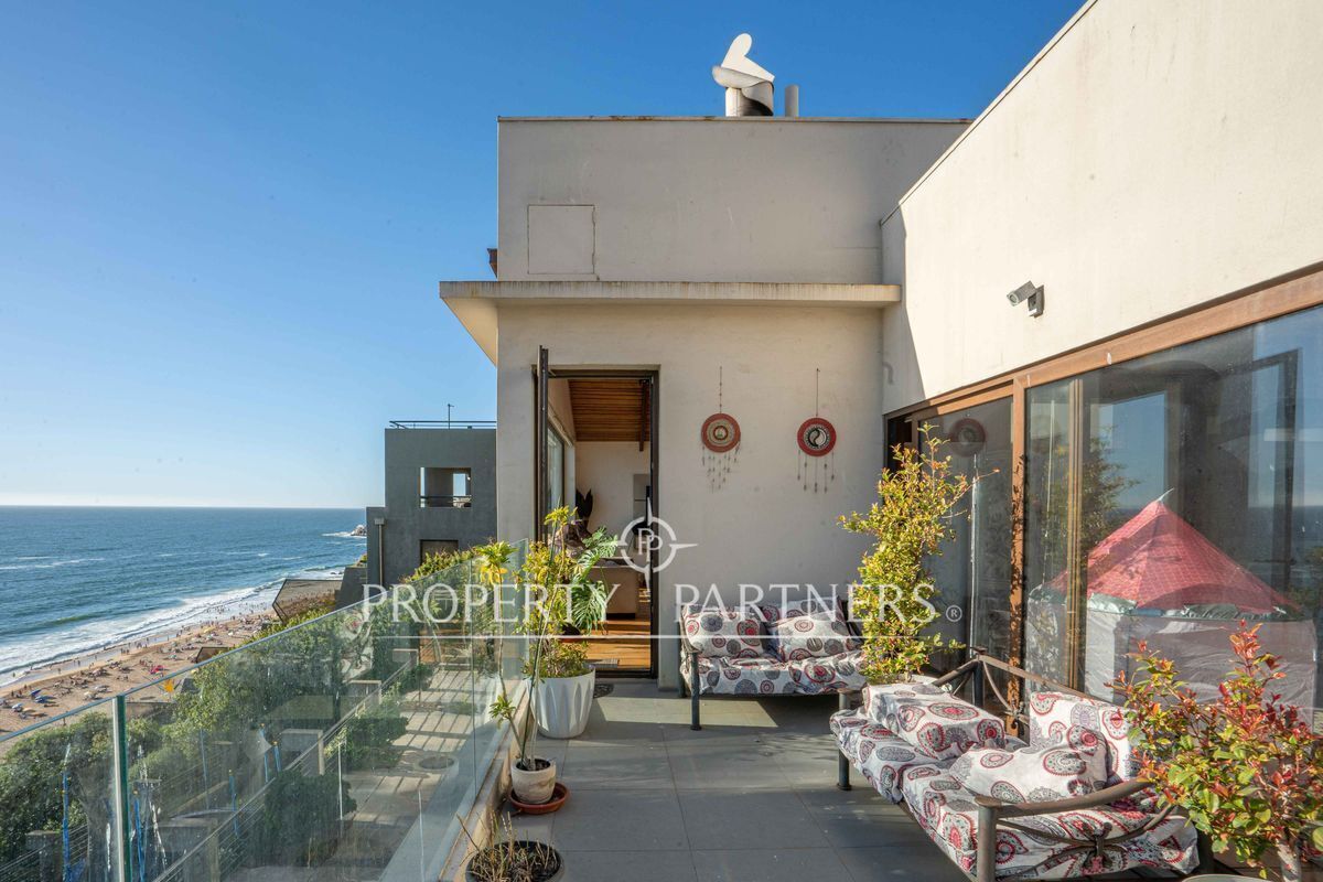 Insuperable vista al mar. Casa remodelada de 3 pisos | EasyBroker