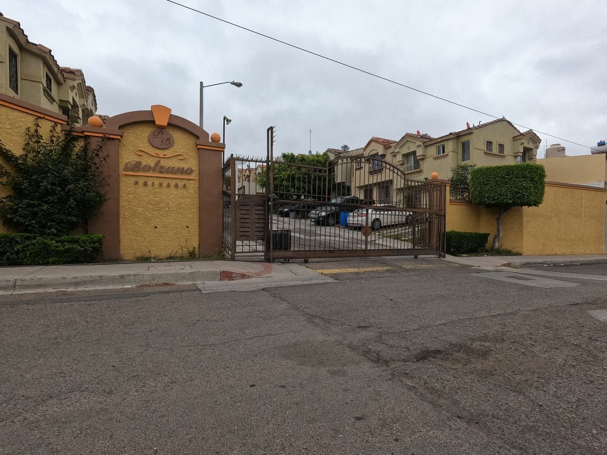 CASA COMO NUEVA EN SANTA FE 5TA SECCION EN PRIVADA FRENTE A PARQUE ...