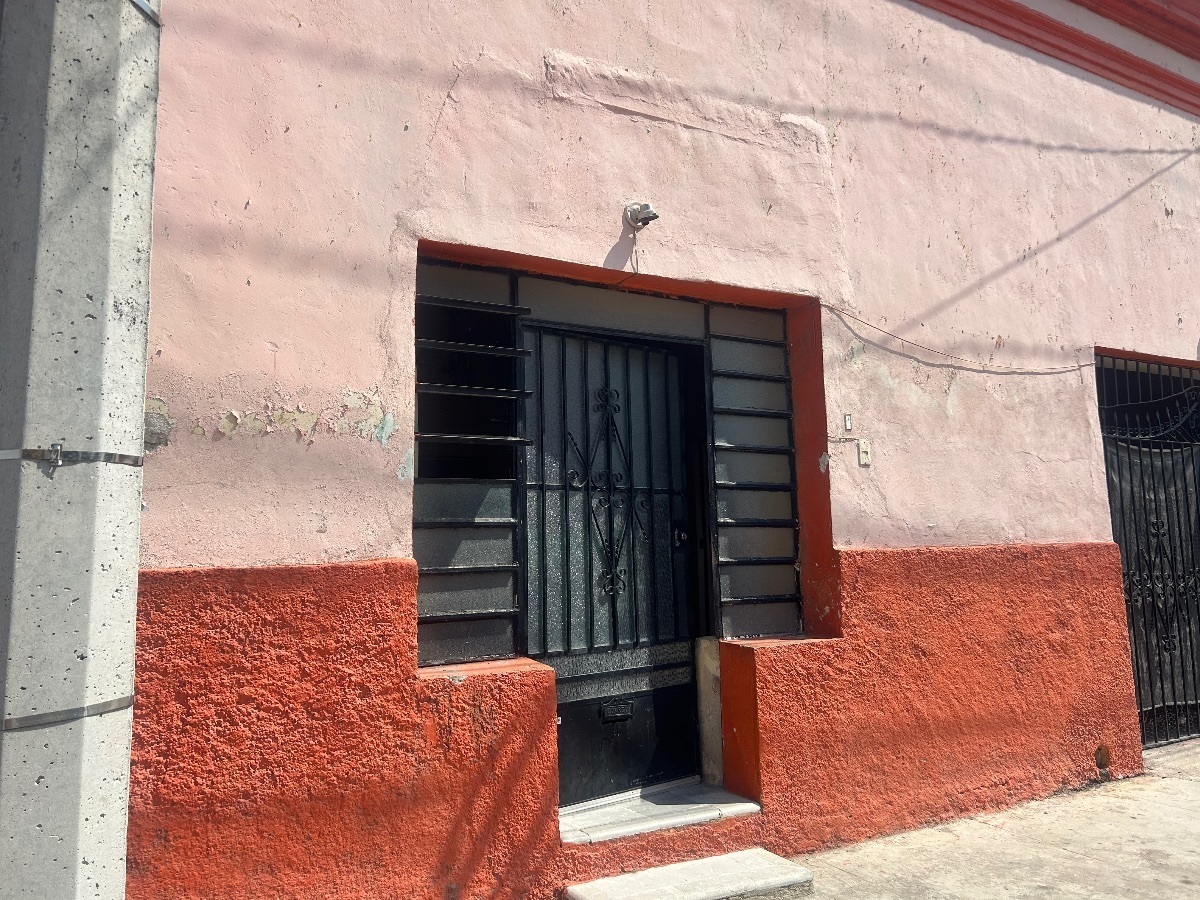 Bellísima casa para renovar con fachada colonial | EasyBroker