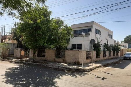 Casa en Esquina Sobre Avenida en Colonia Los Pinos, Merida | EasyBroker