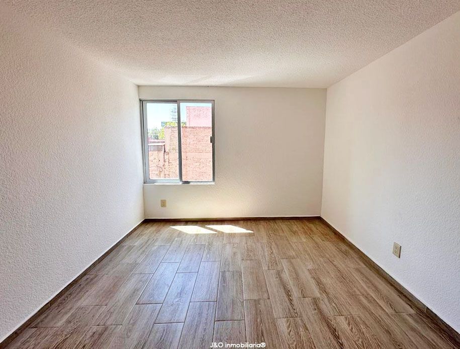 Departamento en segundo piso con 2 estacionamientos | EasyBroker