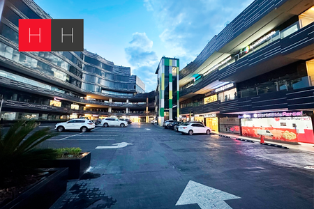 Local en renta Plaza SAAGHI, San Pedro Garza García | EasyBroker