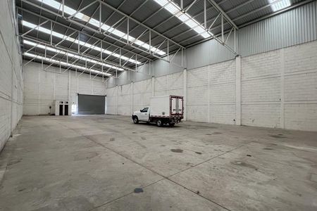 Bodega con doble altura en renta, Puerto Vallarta. | EasyBroker