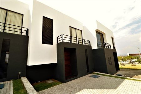 ZIBATA Privada con Alberca y El MEJOR Precio de M2 en la Zo | EasyBroker
