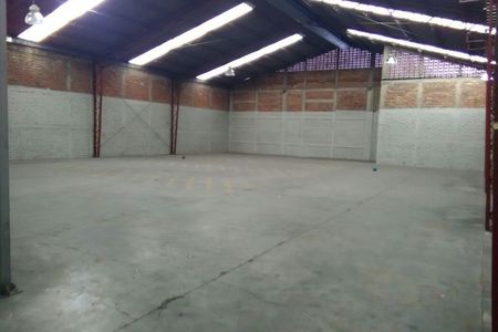 Bodega en alquiler con oficina, baños, estacionamiento y seguridad ...
