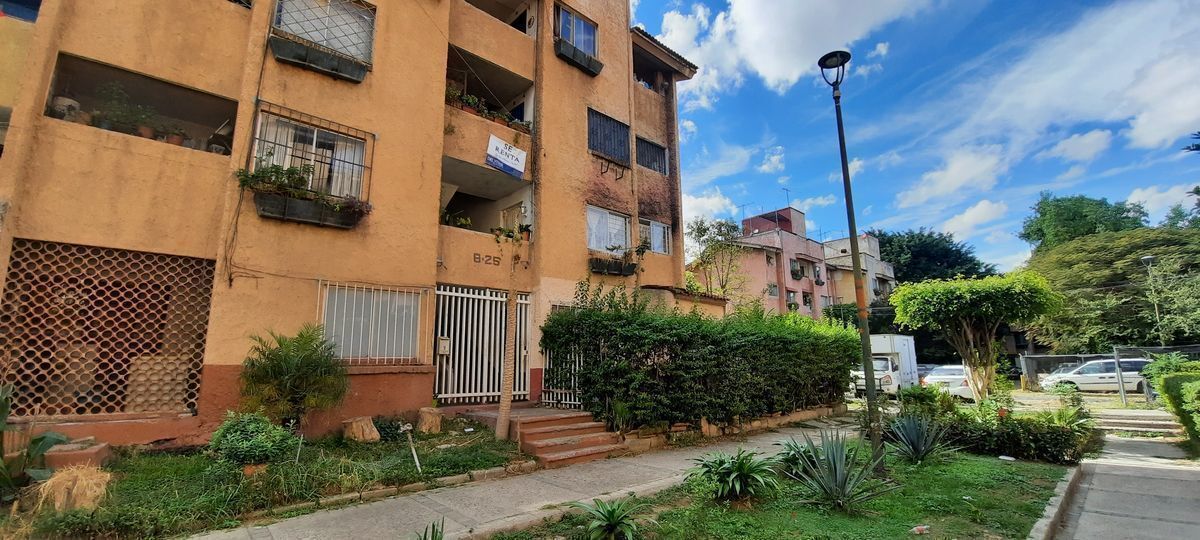 Depa a un costado del Parque Indepencia, cercano a Hospital Civil y centro mé | Pincali