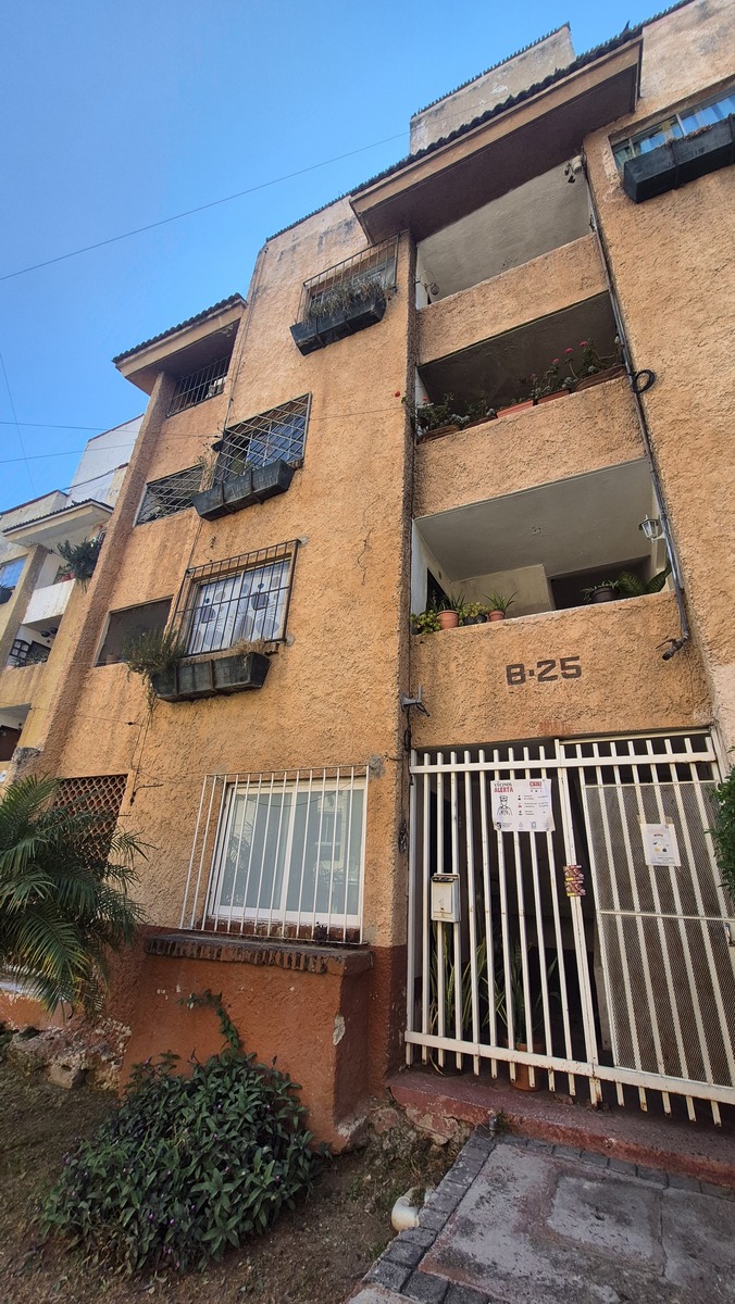 Depa a un costado del Parque Indepencia, cercano a Hospital Civil y centro mé | Pincali