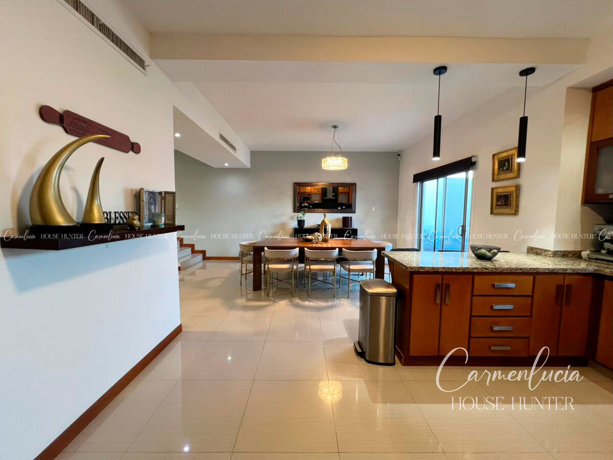 CASA EN VENTA EN VALLE ESCONDIDO CON PANELES SOLARES | Pincali