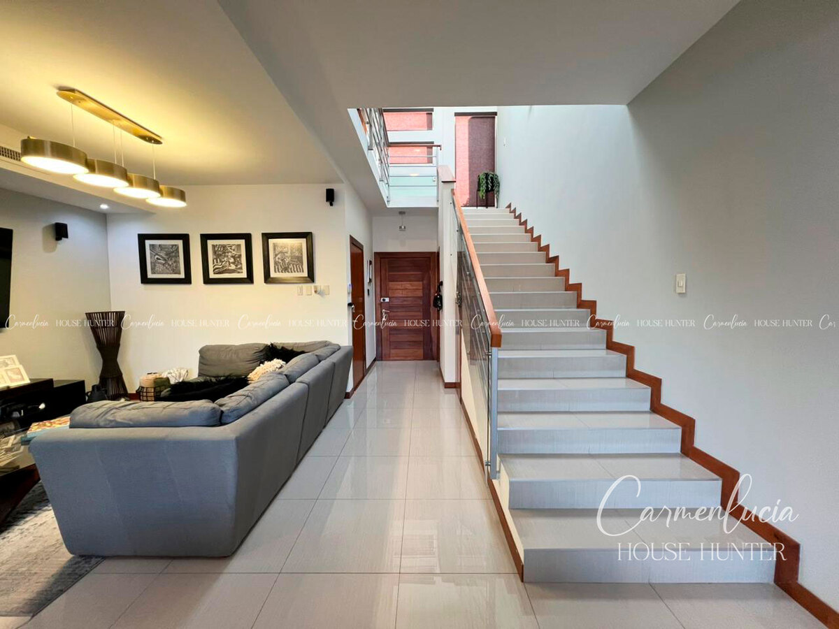 CASA EN VENTA EN VALLE ESCONDIDO CON PANELES SOLARES | Pincali