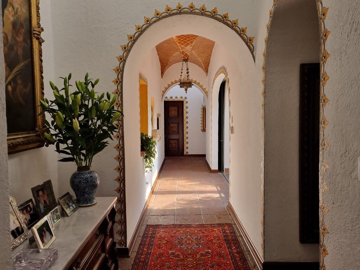 RENTA - CASA AMUEBLADA EN LOMAS DE CHAPULTEPEC | Pincali