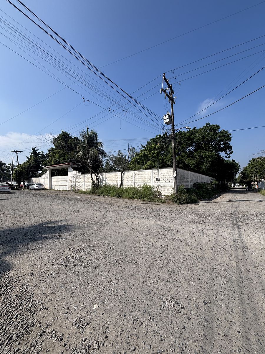 RENTA TERRENO EN LAS BAJADAS EN ESQUINA D 2,000 M2 A $45,000.00 MENSUAL ...