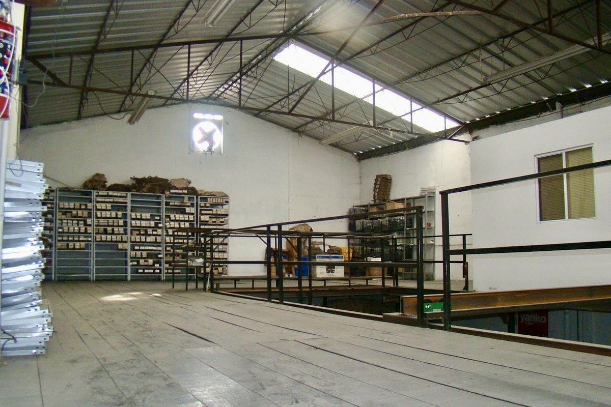 Estupenda bodega en renta, 221 M2, mezzanine, muy cerca de Federalismo ...