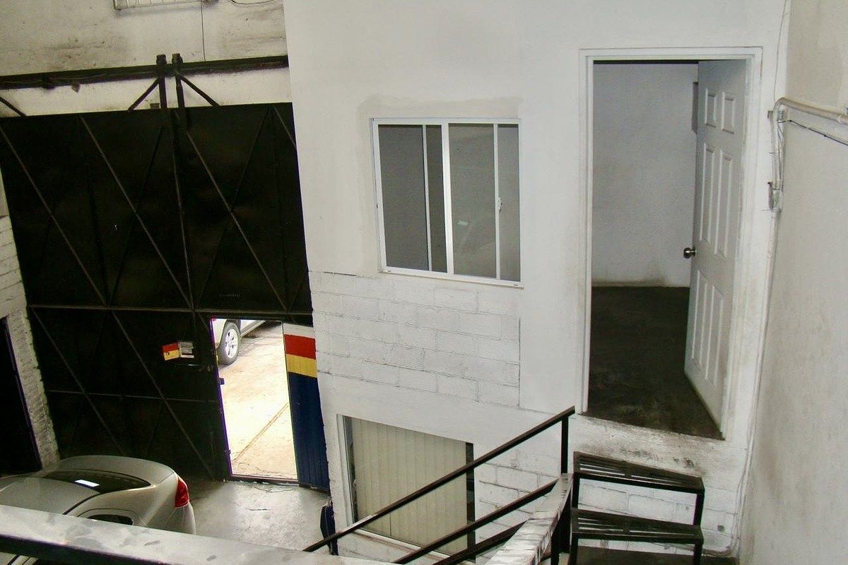 Estupenda bodega en renta, 221 M2, mezzanine, muy cerca de Federalismo ...