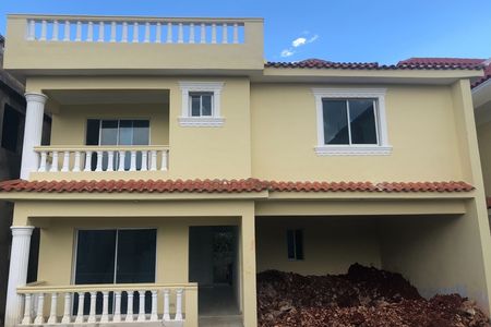 Proyecto de Casa de 3 niveles Aut. De San Isidro | EasyBroker